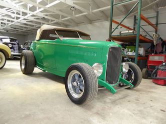 CHEVROLET ROADSTER 1932-ford-roadster-highboy-street-rod-with-a-small ...